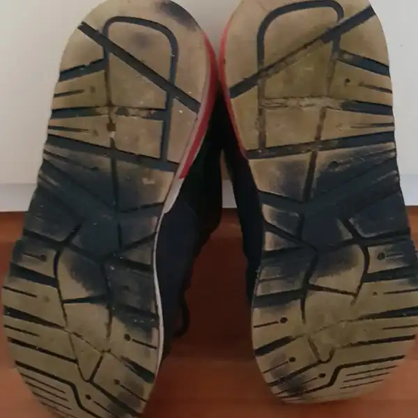 Przepocone, mokre i bardzo brudne buty oraz skarpetki Królowej dla psa i frajera! - Używane ...